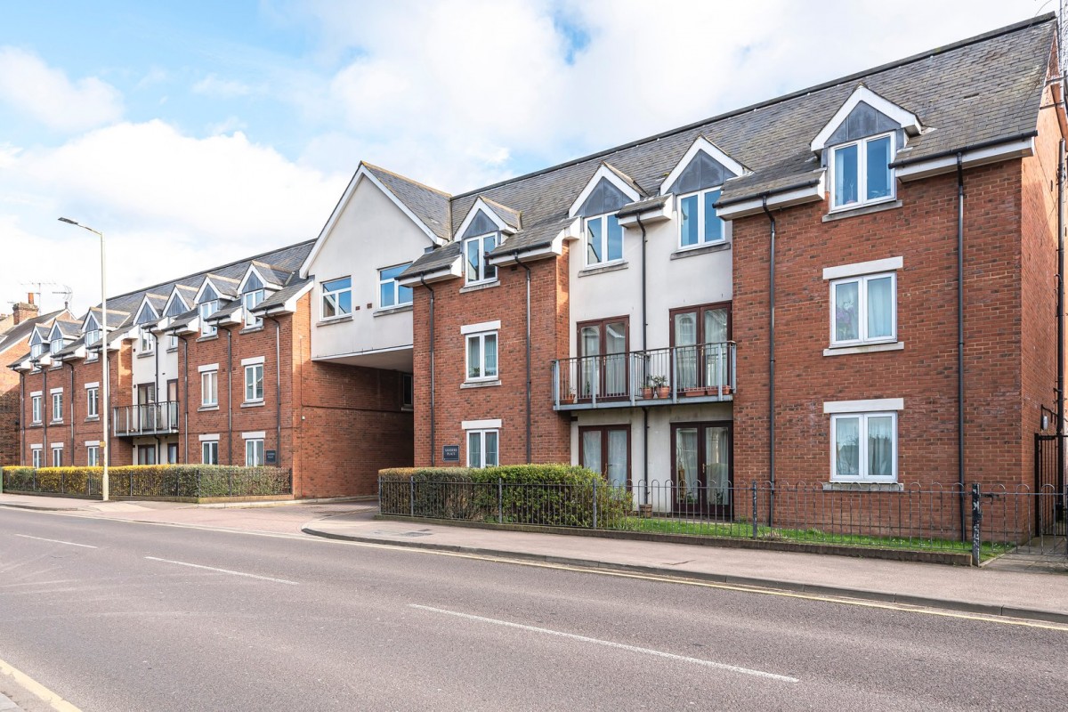 2 bedrooms Flat for Sale in Walsworth Road, Hitchin, Hertfordshire ...