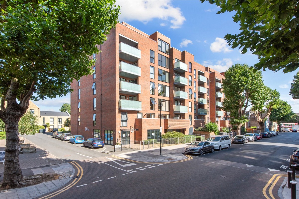 3 bedrooms Flat for Sale in London | Ellis & Co