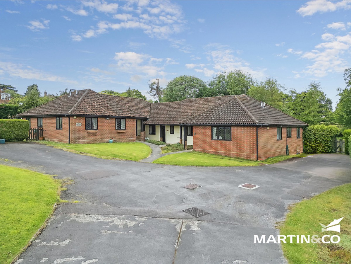 2 bedrooms Bungalow for sale in High Pastures, Little Baddow | Martin & Co