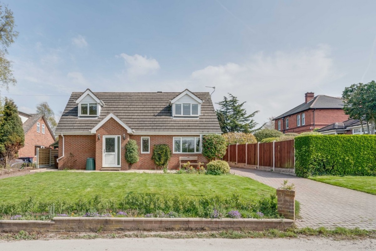 3 bedrooms Bungalow for sale in Lisle Road, Broom, Rotherham | Martin & Co