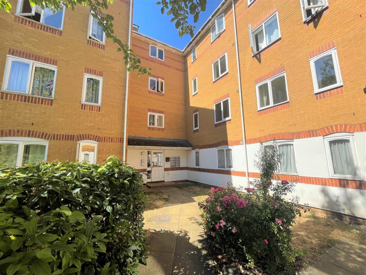 2 bedrooms Flat to rent in Ascot Court | Martin & Co